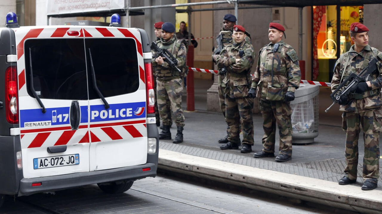 French soldiers attacked outside Jewish centre