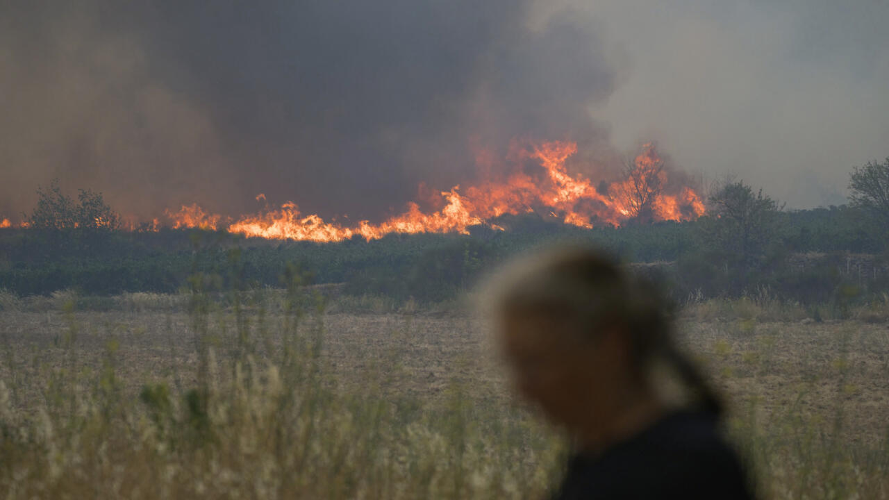 Rapidly spreading wildfire in southern France leaves one dead - France 24