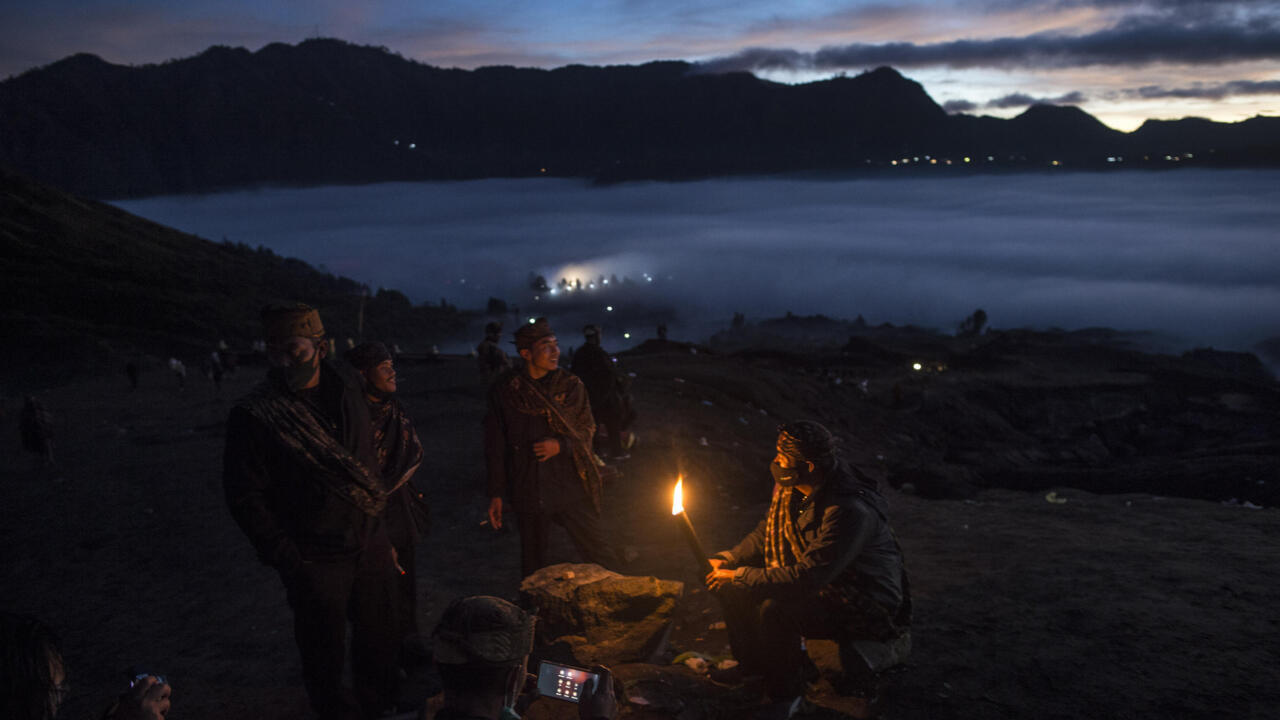 Thousands climb Indonesian volcano for ritual sacrifice - France 24