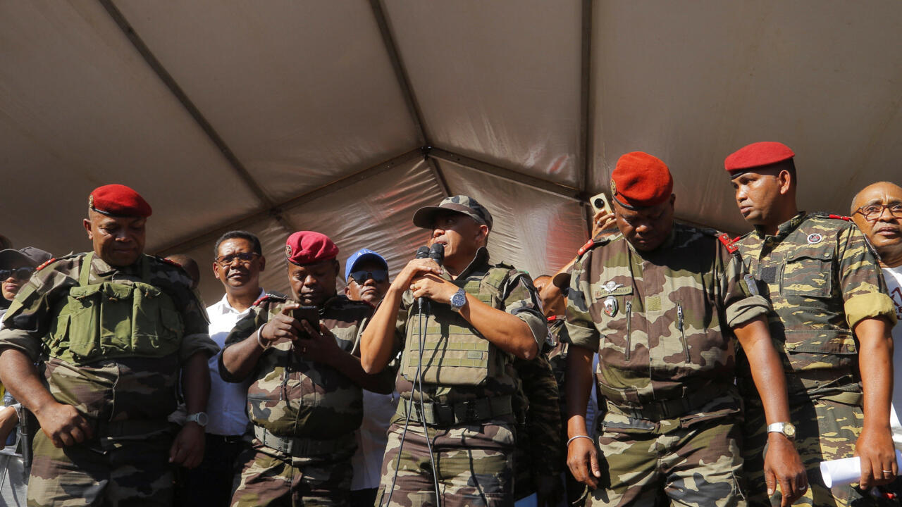 Líder militar de Madagascar afirma que ocupará el poder por dos años; Rajoelina señala que sigue ...