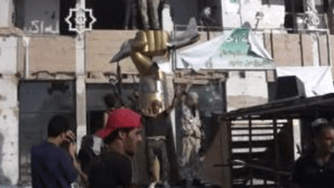 Rebels overrun Gaddafi compound in Tripoli