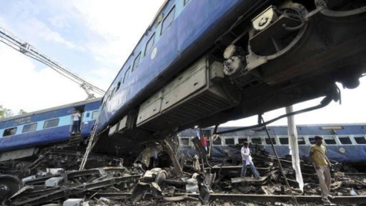 Dozens killed as train derails in India - France 24