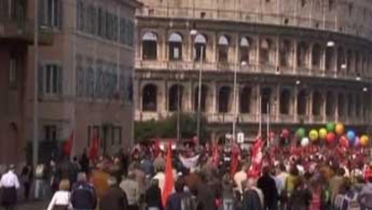 Italian protesters gather en masse at Rome's Coliseum - France 24