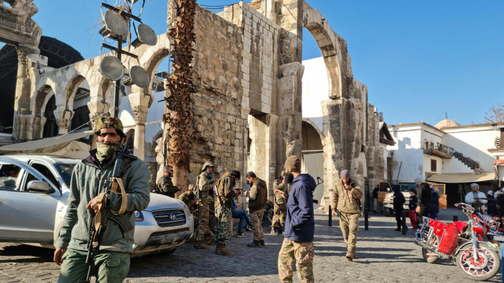 Los islamistas radicales en Siria congelan la Constitución y el ...