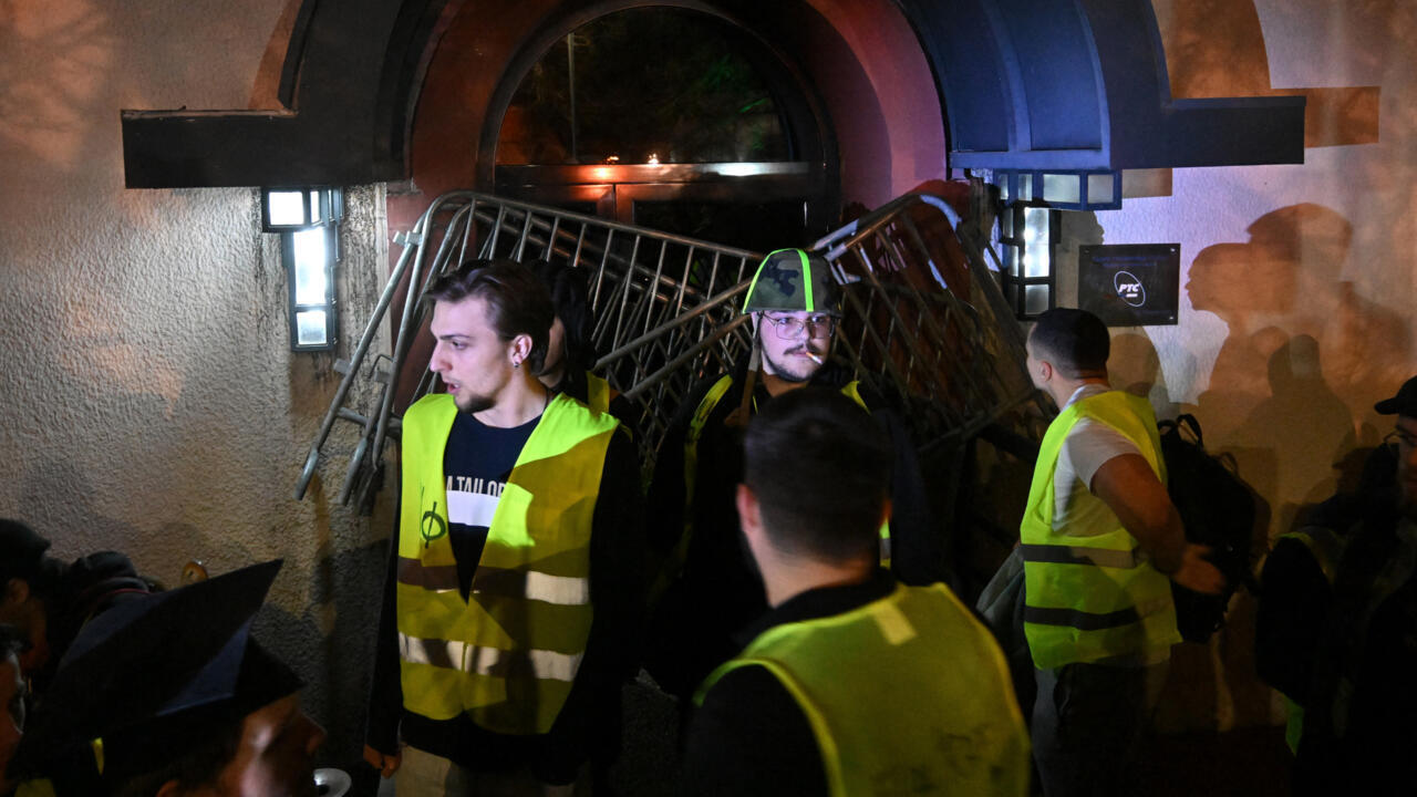 En Serbie, des manifestants anticorruption bloquent la radio-télévision ...