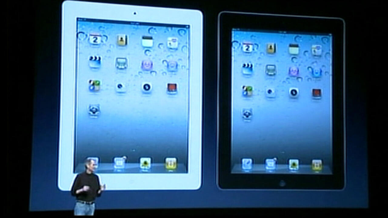 Apple’s Jobs makes surprise appearance at iPad event