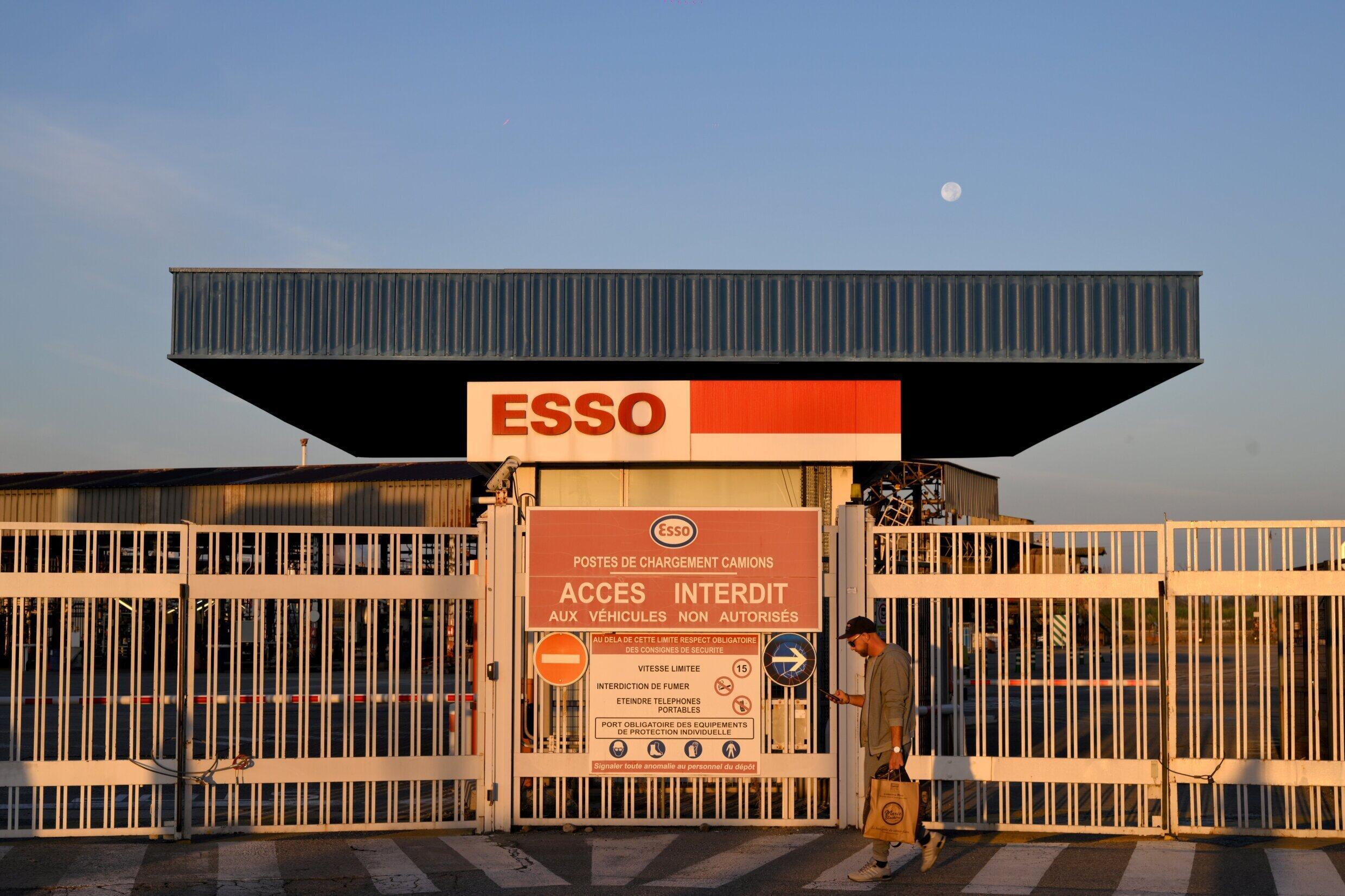 France threatens to break refinery blockades in strike standoff