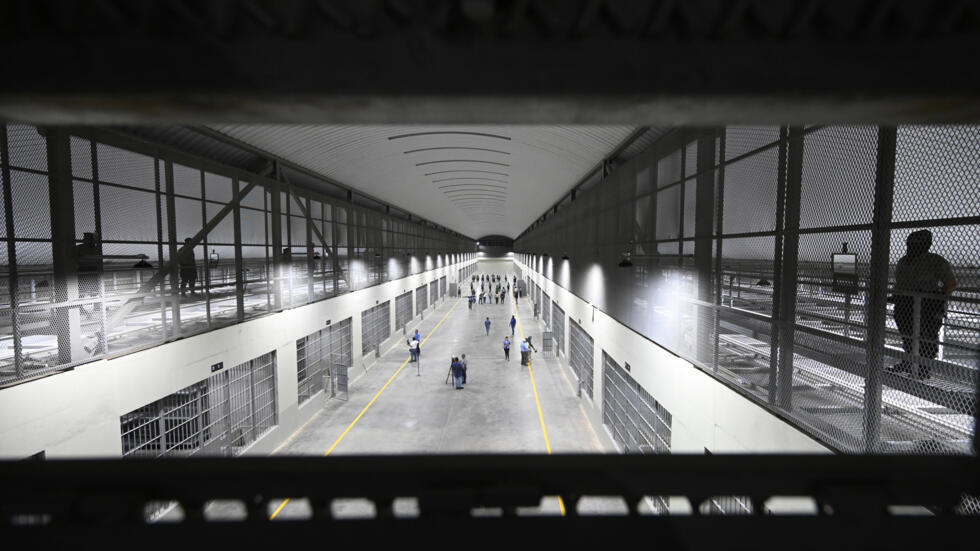 ¿Cómo es por dentro la nueva cárcel de El Salvador, la más grande de ...