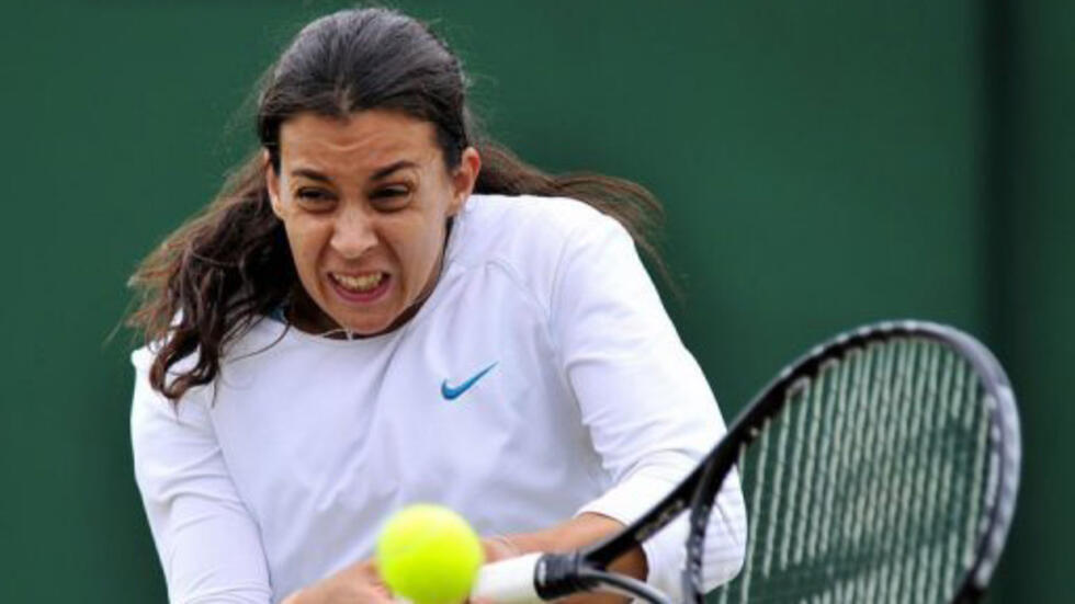 Bartoli banishes parents from match to make final 16
