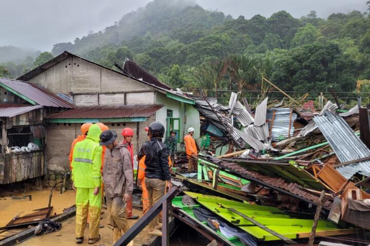 Indonesia sends more rescuers as extreme weather hampers search after ...