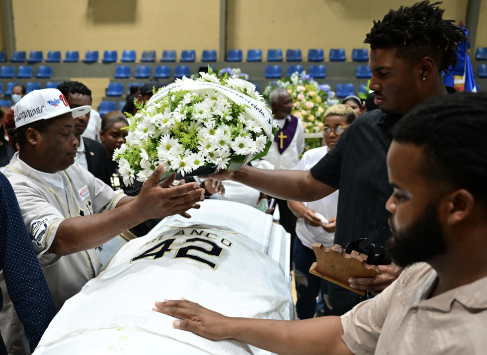 Grieving Dominicans start burying 220 victims of nightclub disaster
