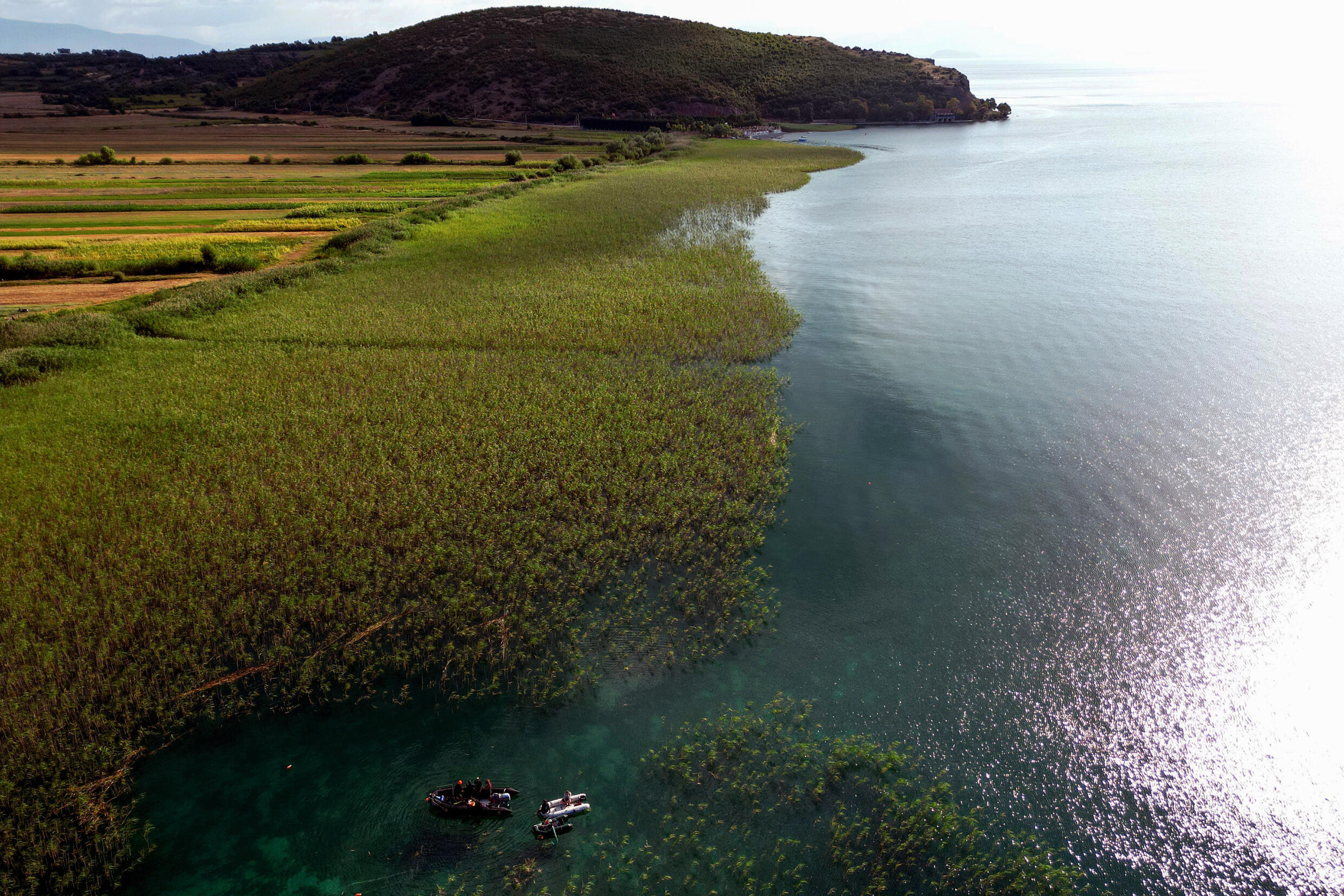 En Albanie, un lac cache les vestiges de la plus ancienne cité lacustre ...
