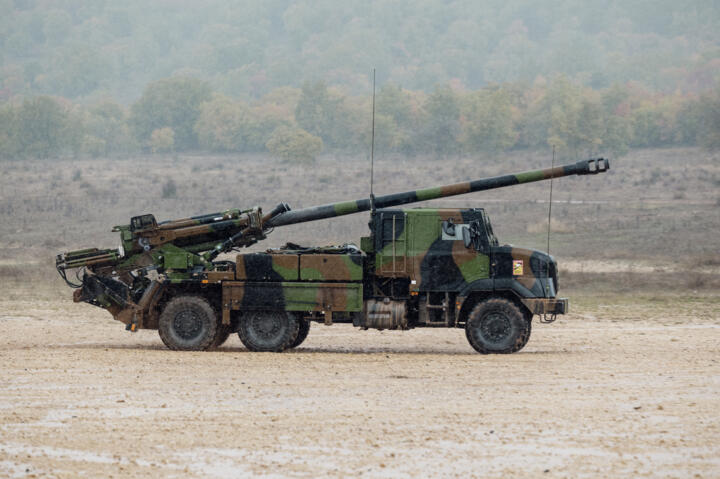 Avec le retour d'expérience de la guerre en Ukraine, les canons Caesar en démonstration - France 24