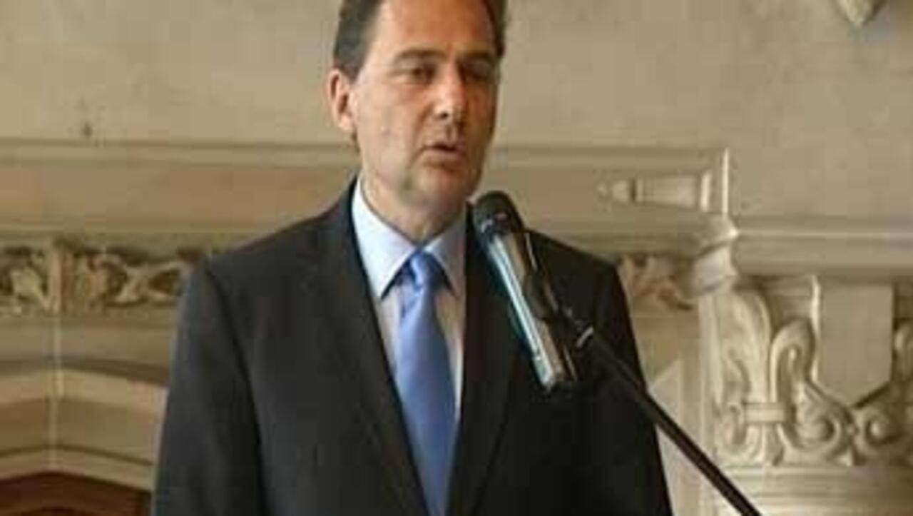 Besson ne signera pas le décret d'application sur les tests ADN - France 24