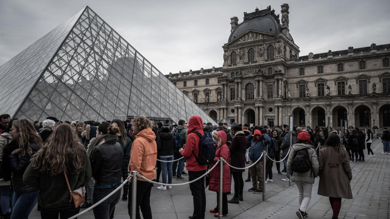 Louvre restricts entry, French concerts cancelled over coronavirus fears